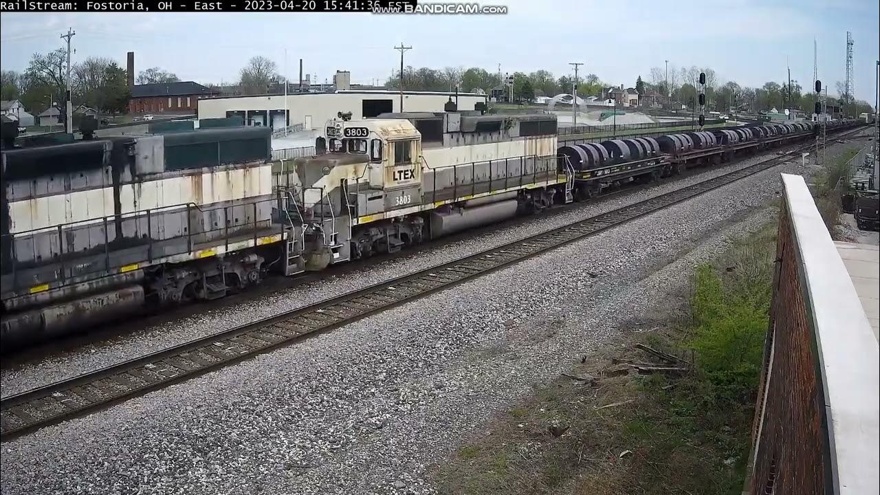 CSX 7215 leads CSX M561 - YouTube