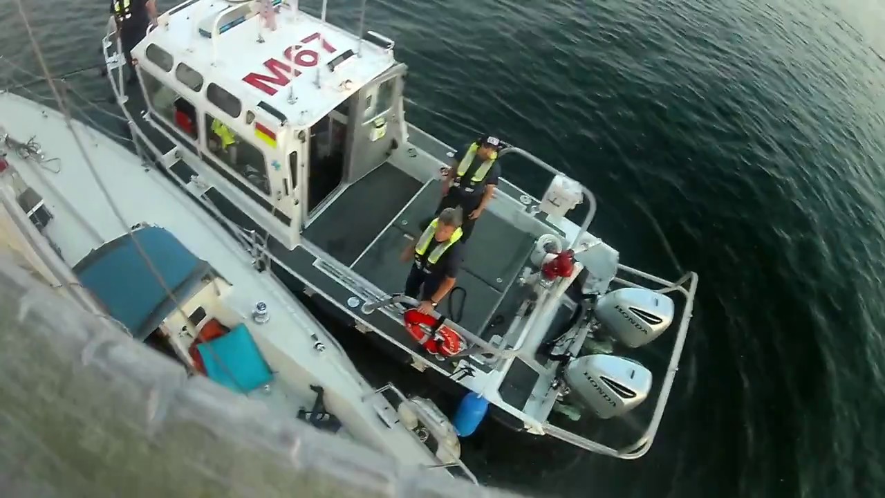 Des Moines Marina Pier Washington Sailboat Crashes into the pier I was ...