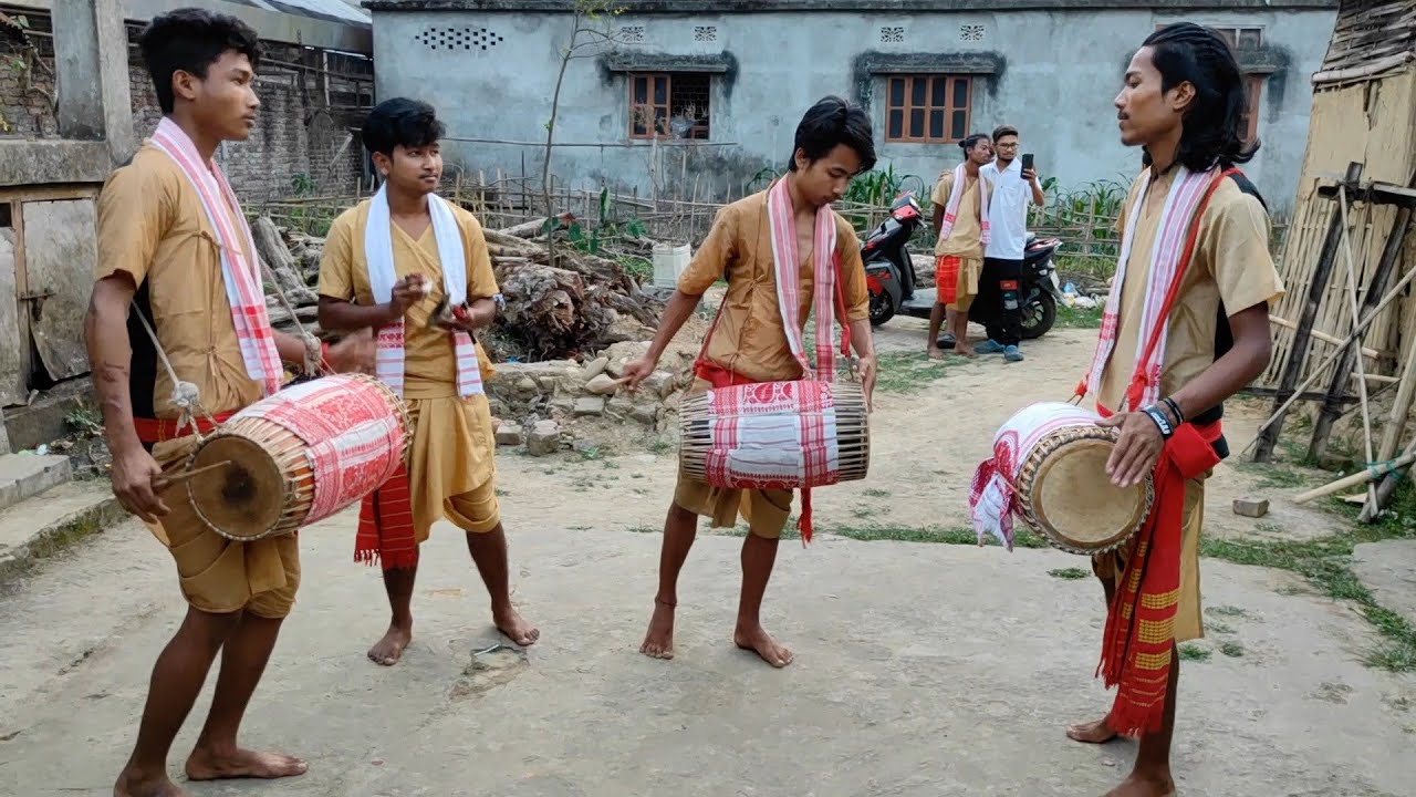 #ASSAMESE BIHU DHOOL ENSEMBLE - YouTube