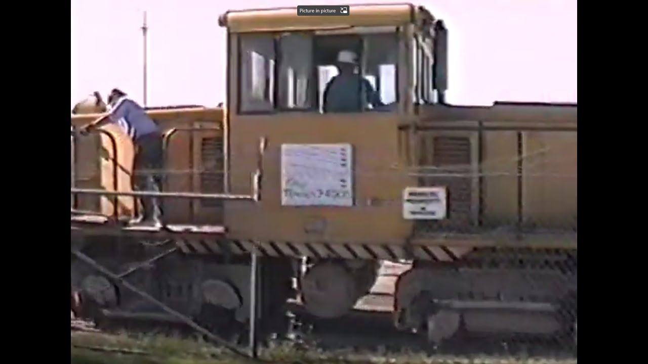 Elmhurst-Chicago Stone Co. GE 50-Ton switcher and C&NW pick-up - YouTube