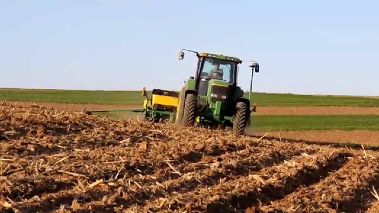 Spring Corn Planting - John Deere 7600 and MaxEmerge XP Planter - YouTube