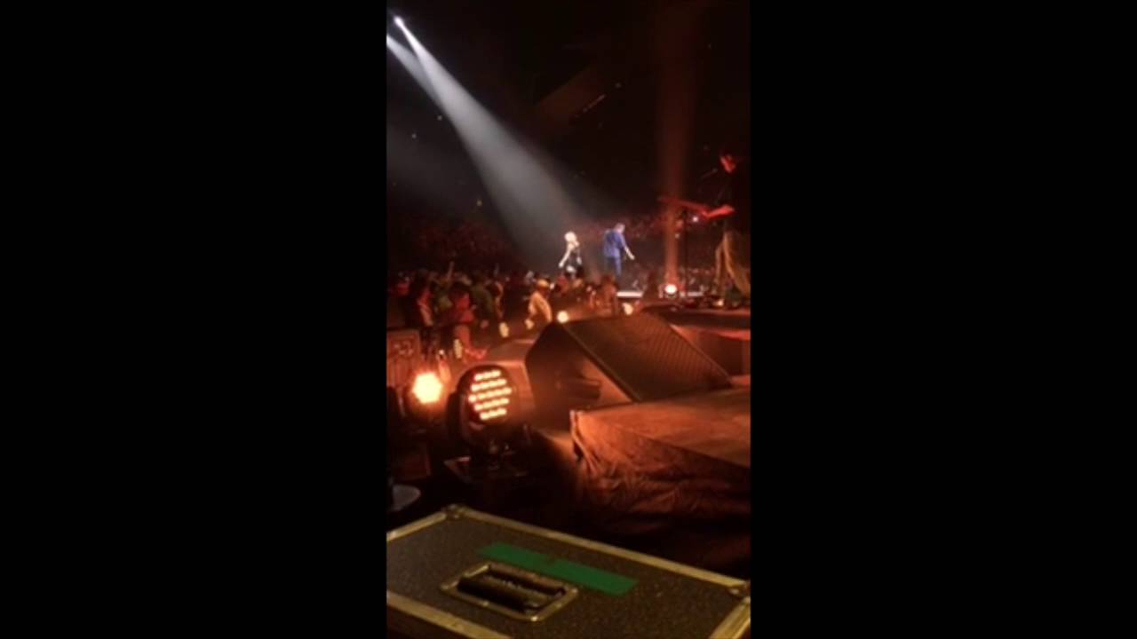 TAILGATE WATCH: Blake Shelton and RaeLynn Perform "Boys Round Here" in ...