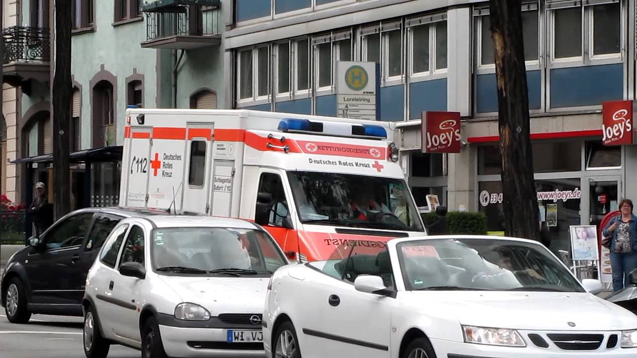 DRK Wiesbaden Hintergrund-RTW 6/84-8 (durch Gegenverkehr mit Pressluft ...