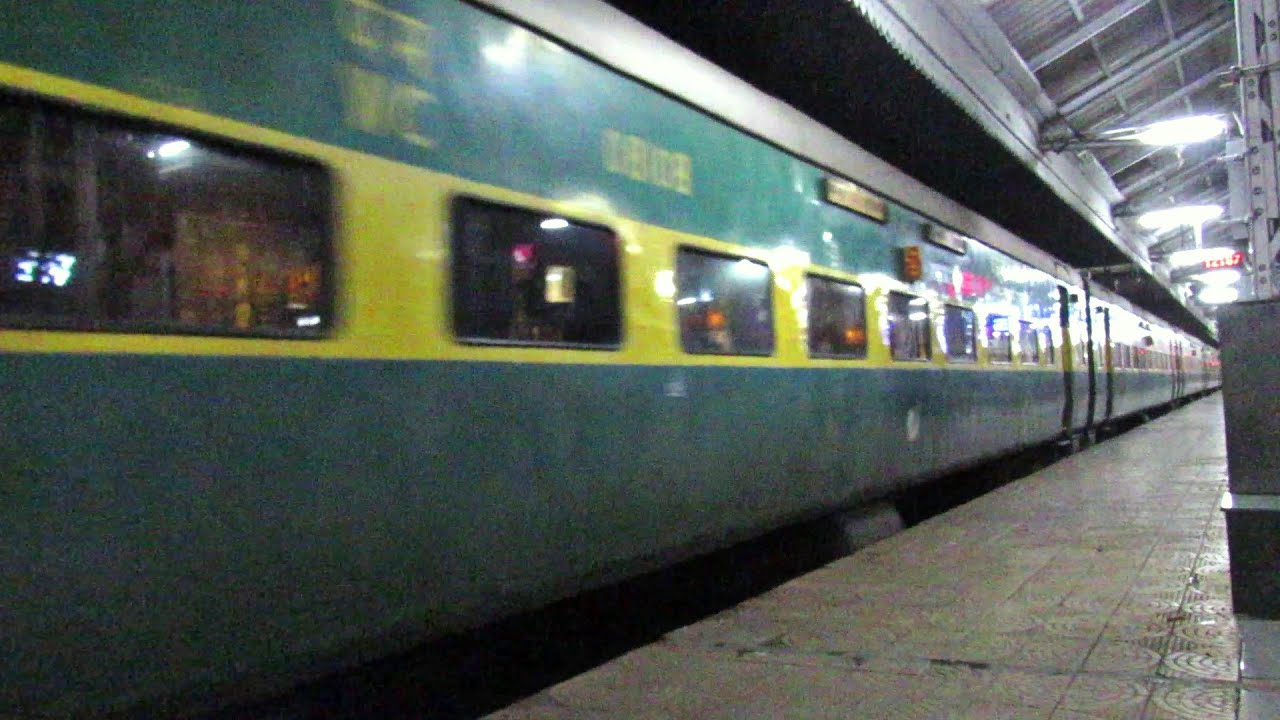 12187 Jabalpur GARIB RATH Arriving BHUSAVAL Junction !! - YouTube