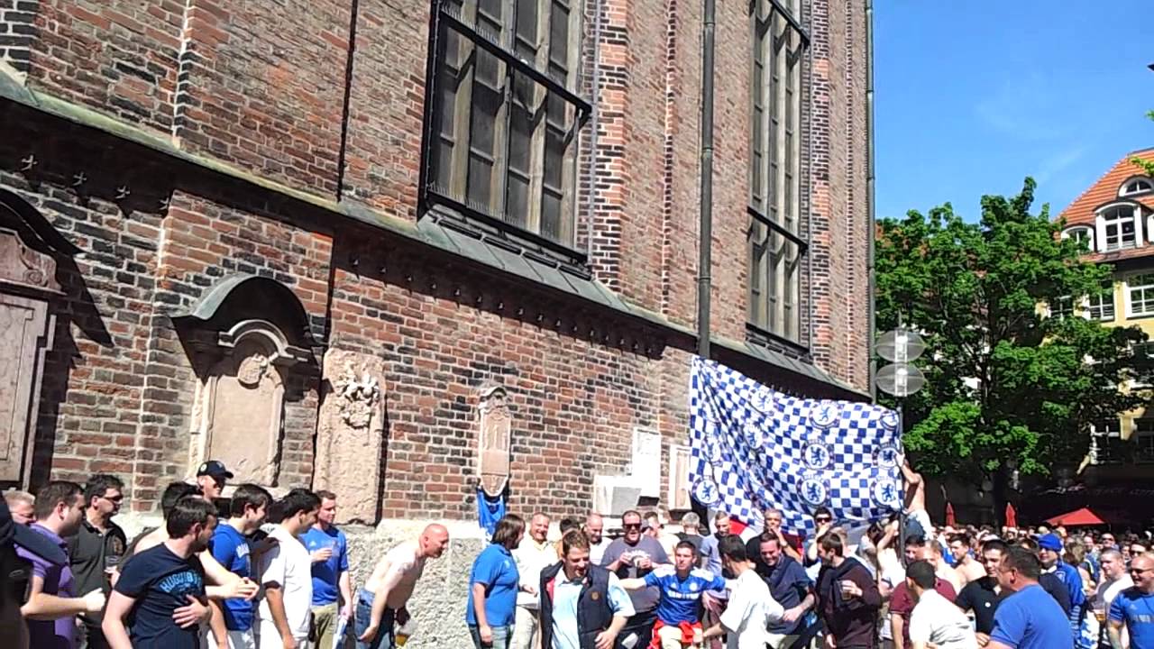 Chelsea fans singing in Munchen - YouTube