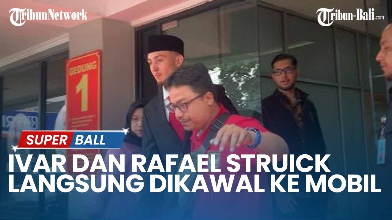 Usai Pengambilan Sumpah WNI, Ivar Jenner dan Rafael Struick Dikawal Menuju Mobil - YouTube