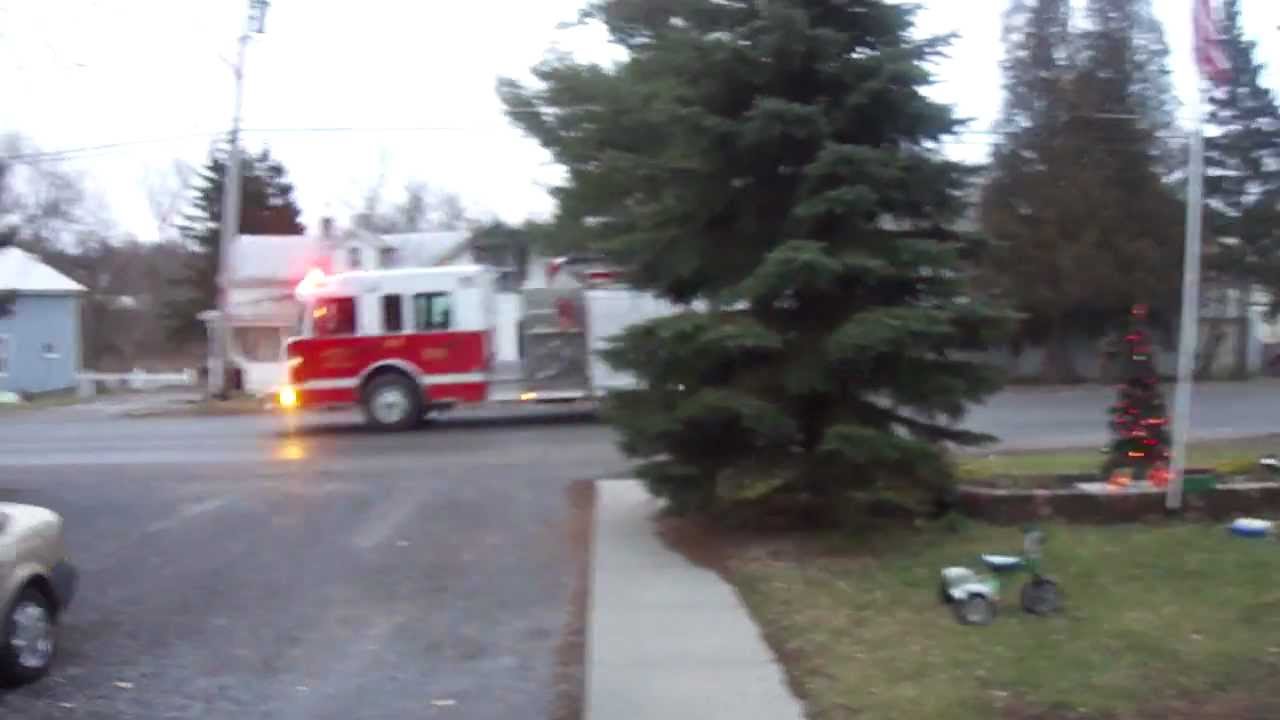 Engine responding to working structure fire - YouTube