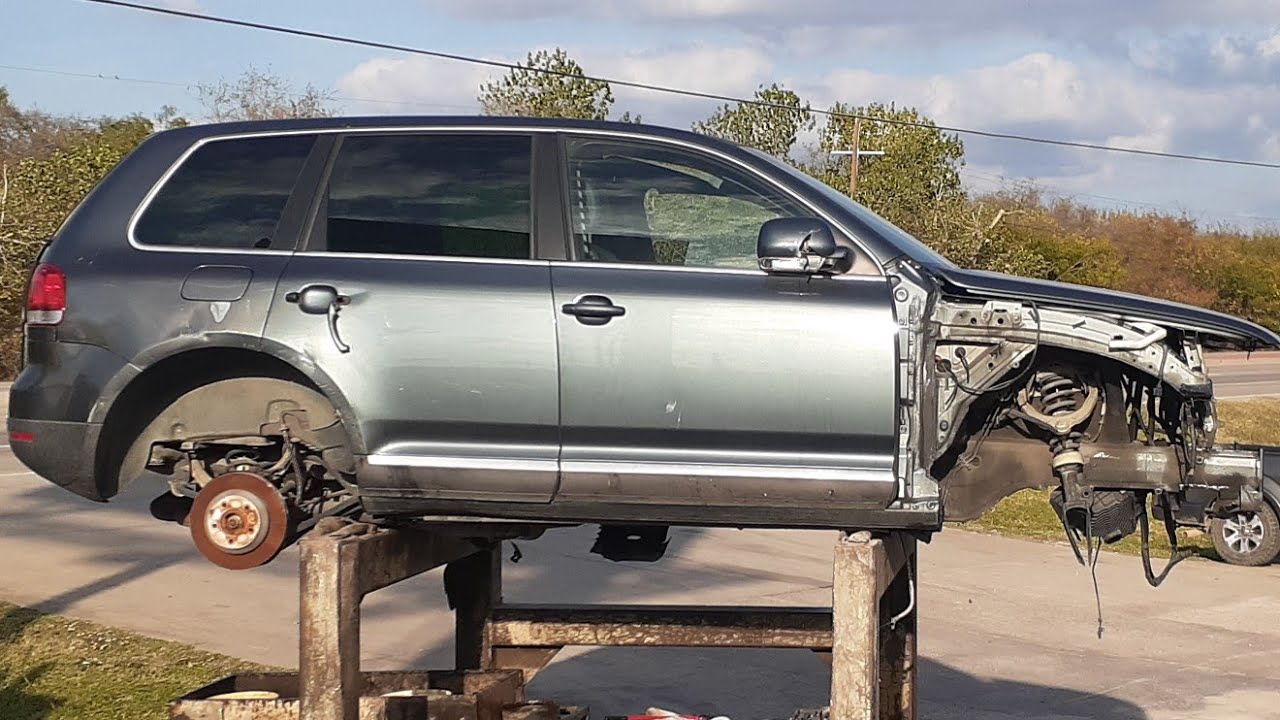 CRUSHING A FEW CARS NEXT DOOR. 2007 VW TOUAREG GETS SMASHED. - YouTube