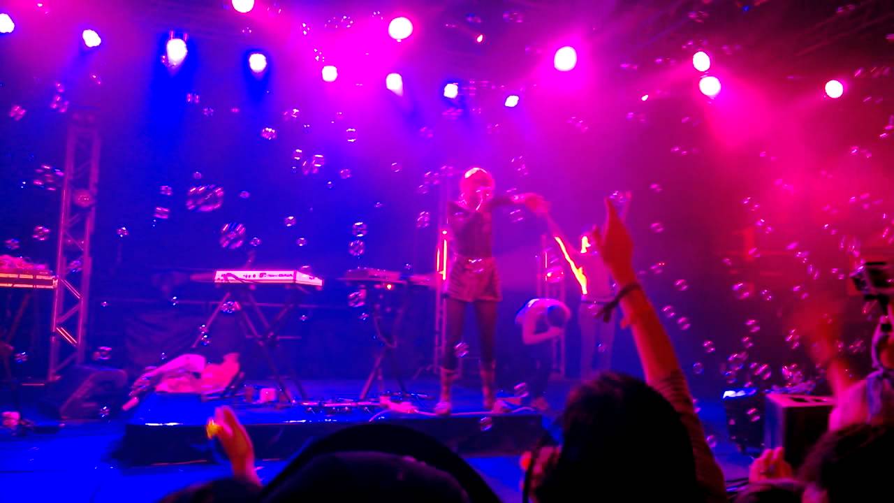 Grimes - Genesis (Live in Hong Kong) - YouTube