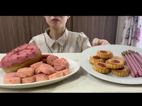 【ASMR】Eating sounds strawberry sweets - YouTube