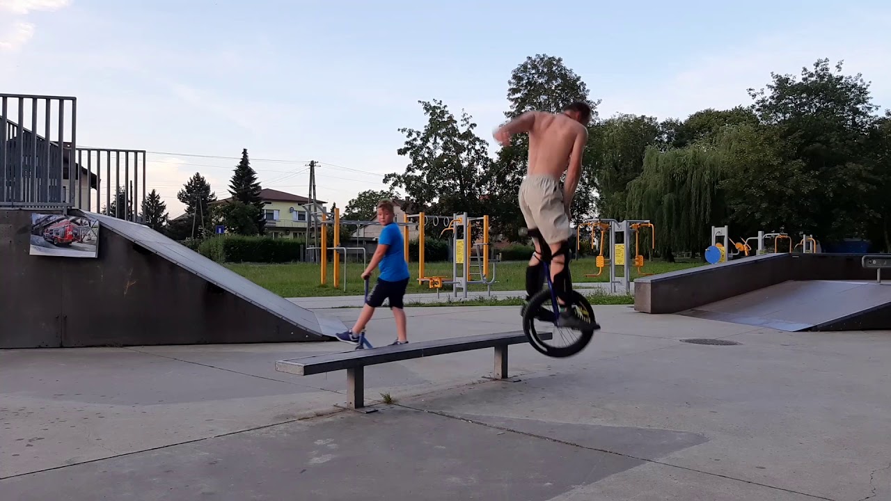 Brzeszczerwiec - YouTube