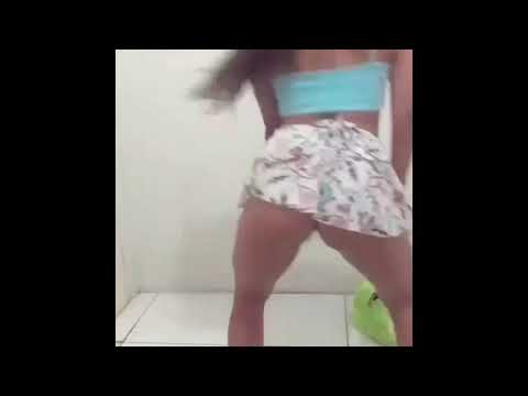 GOSTOSA REBOLANDO DE SAIA CURTA E MOSTRANDO A BUNDA