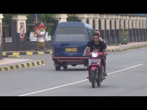 Anak muda naik motor angkat ban tiap hari minggu