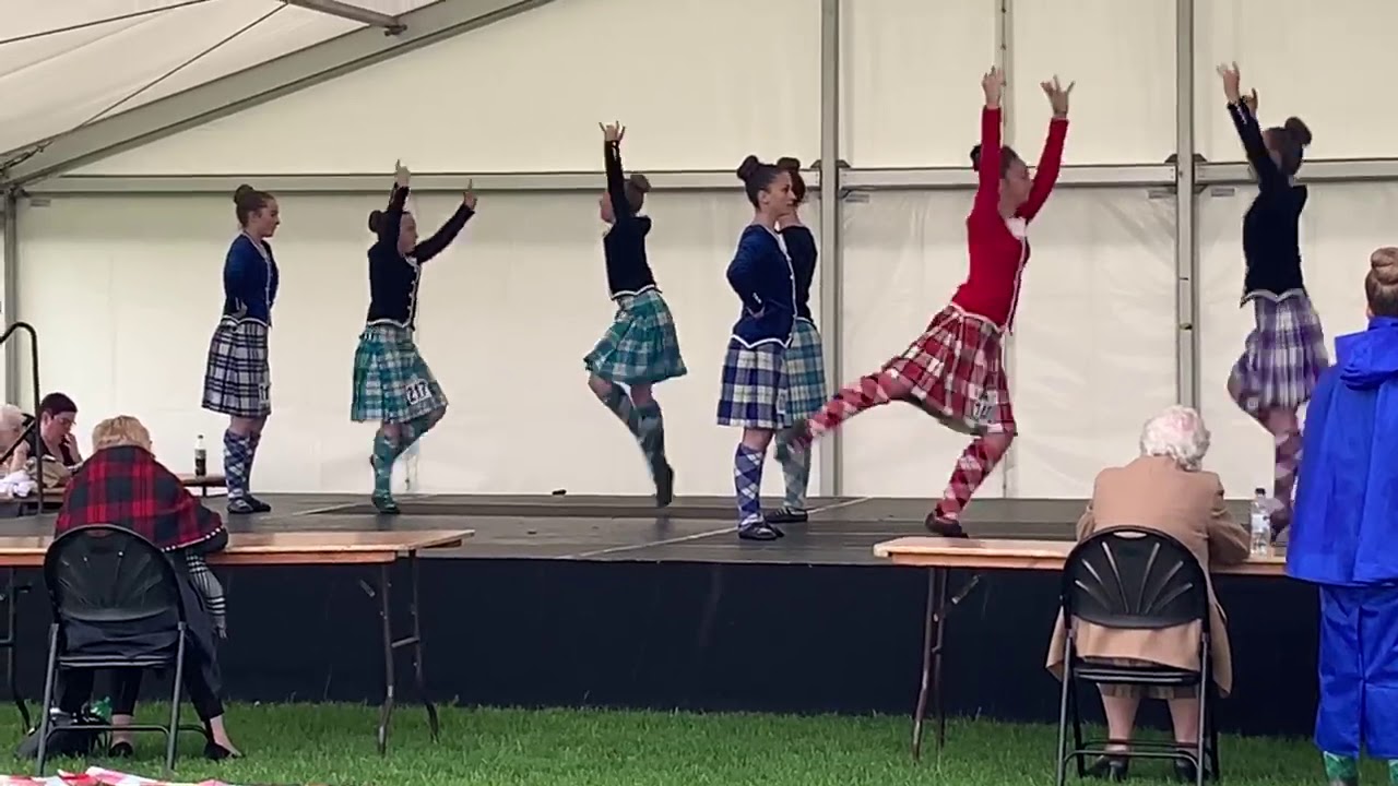 Half reel of Tulloch - Highland dance - YouTube