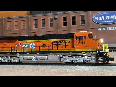 Lionel Legacy BNSF ES44AC #6111 25th Anniversary - YouTube