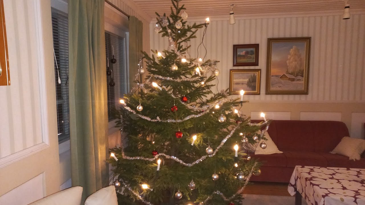 Joulupuu on rakennettu.... - YouTube