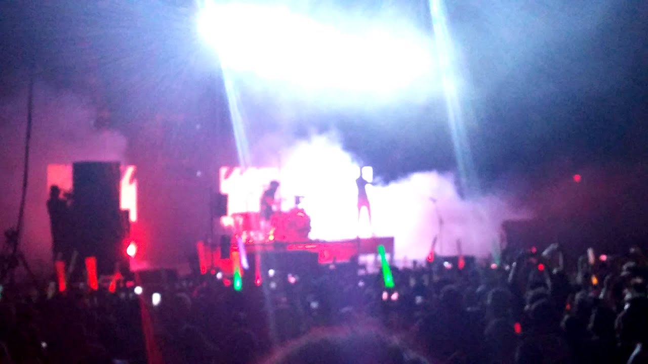 Twenty One Pilots stage entrance - YouTube