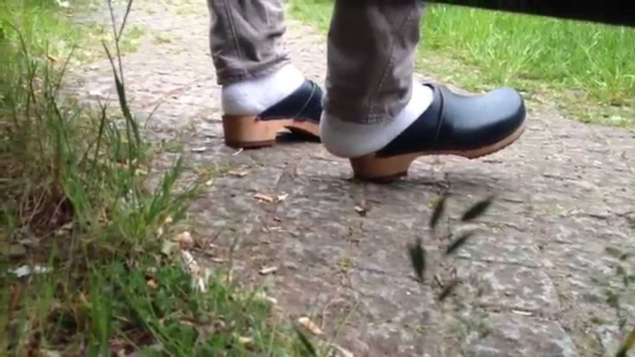 Candid Clogs, in the Park / Mann in Clogs - YouTube