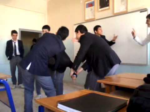 Böle bi deli sınıf gördünüzmü :D.mp4