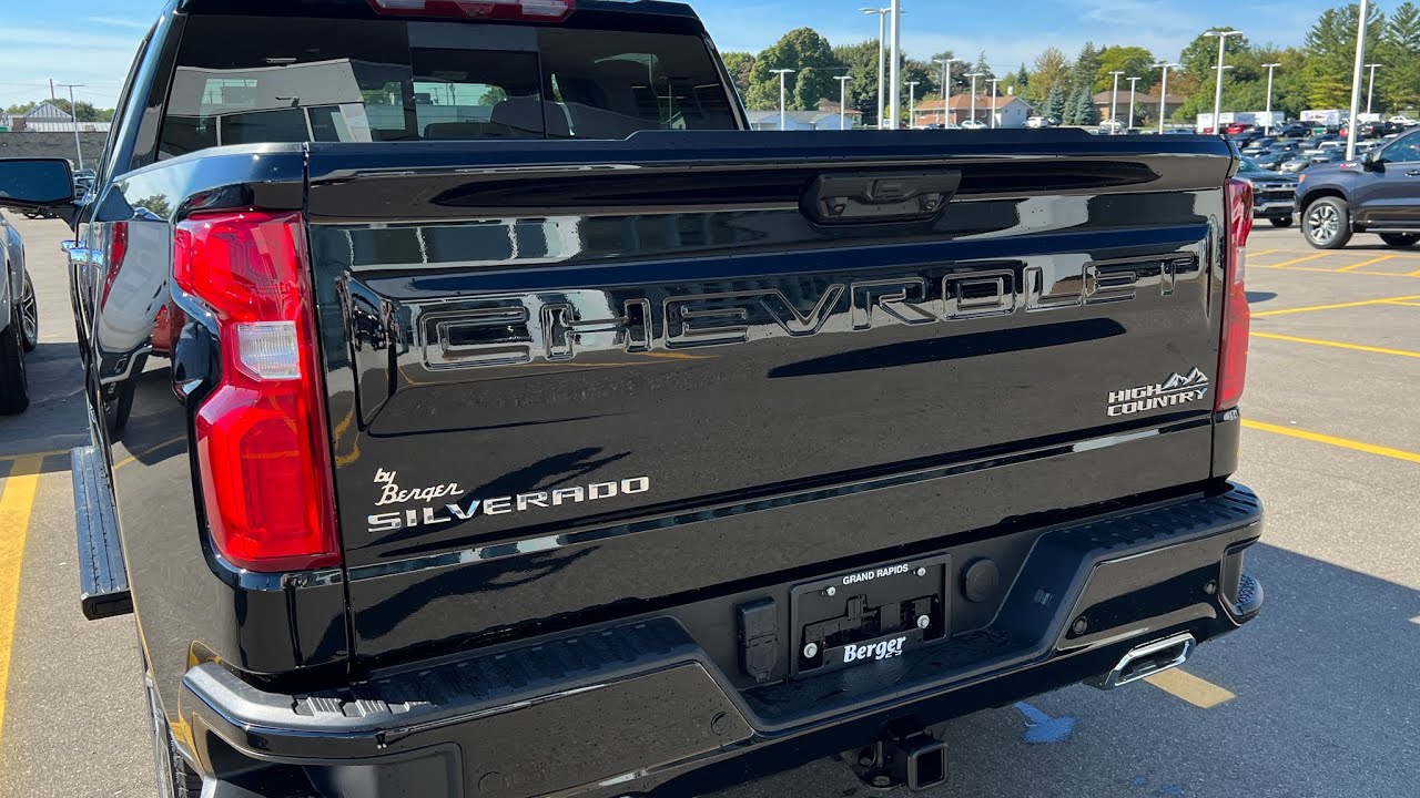 Inside Look at the 2022 Chevy Silverado 1500 High Country - YouTube