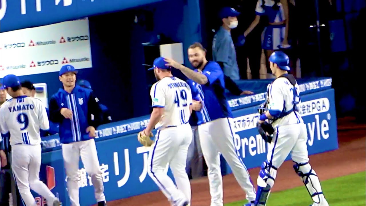 無失点で抑えたウェンデルケンと出迎えるガゼルマン！ 横浜DeNAベイスターズ 2023/5/2 - YouTube