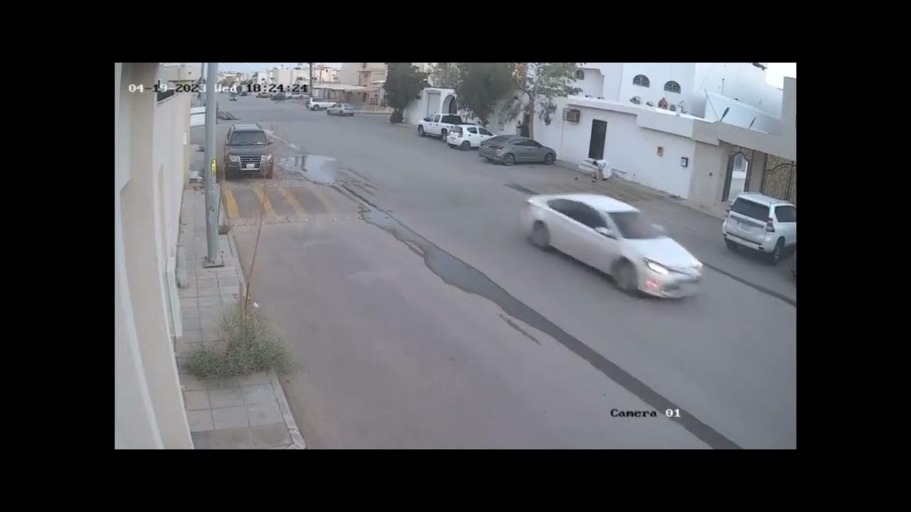💢كاميرا مراقبة ترصد محاولة قتل بالدهس متعمد أمام احد المنازل