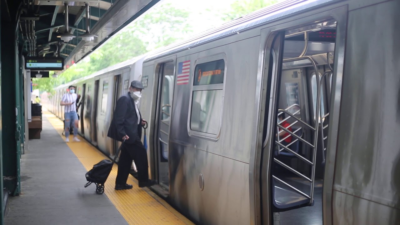 R160 Siemens Q train @ Avenue J - YouTube