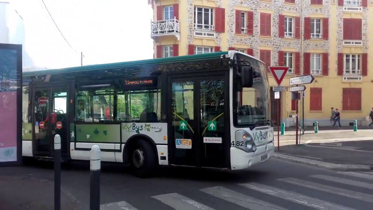 Passage d'un Iveco Irisbus Citelis 18 €4 Transdev VyBus STRAV - YouTube