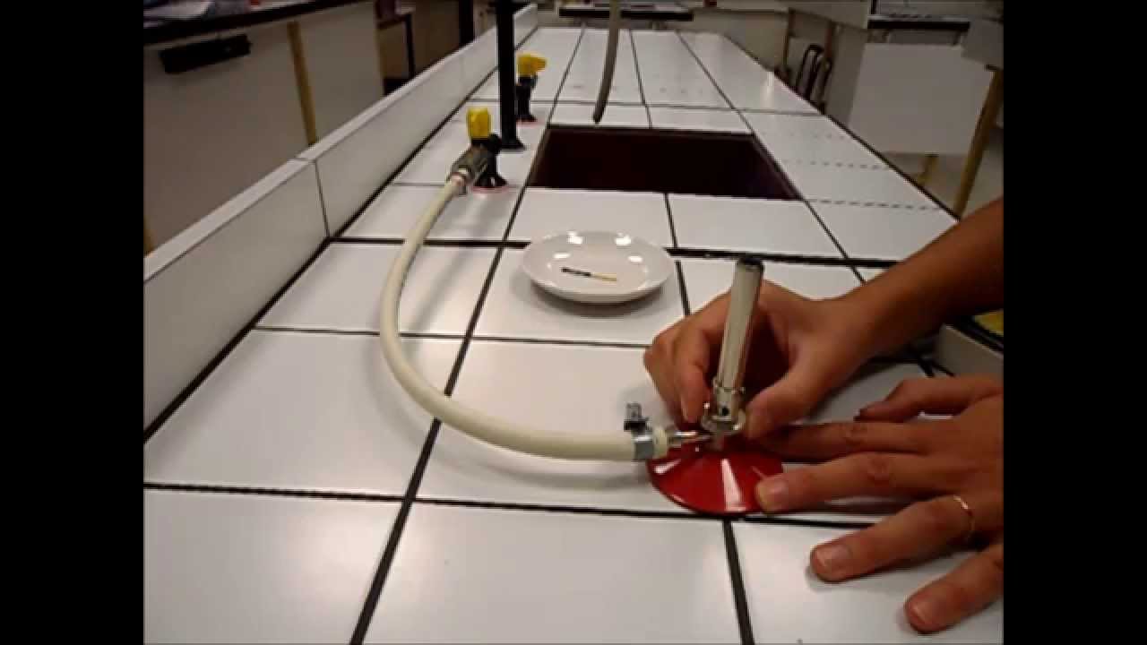 Allumer un bec bunsen - YouTube