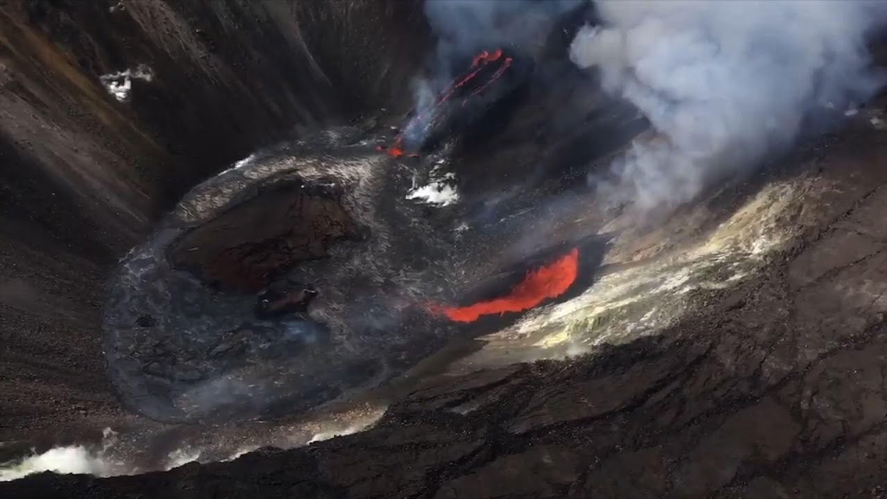Chopper peers into cone of erupting volcano - YouTube
