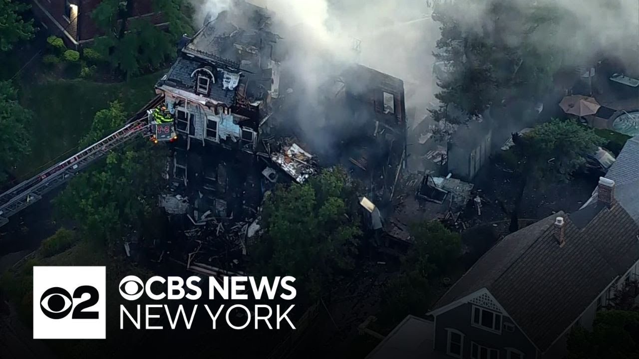 Crews battle large house fire in Perth Amboy, N.J. - YouTube