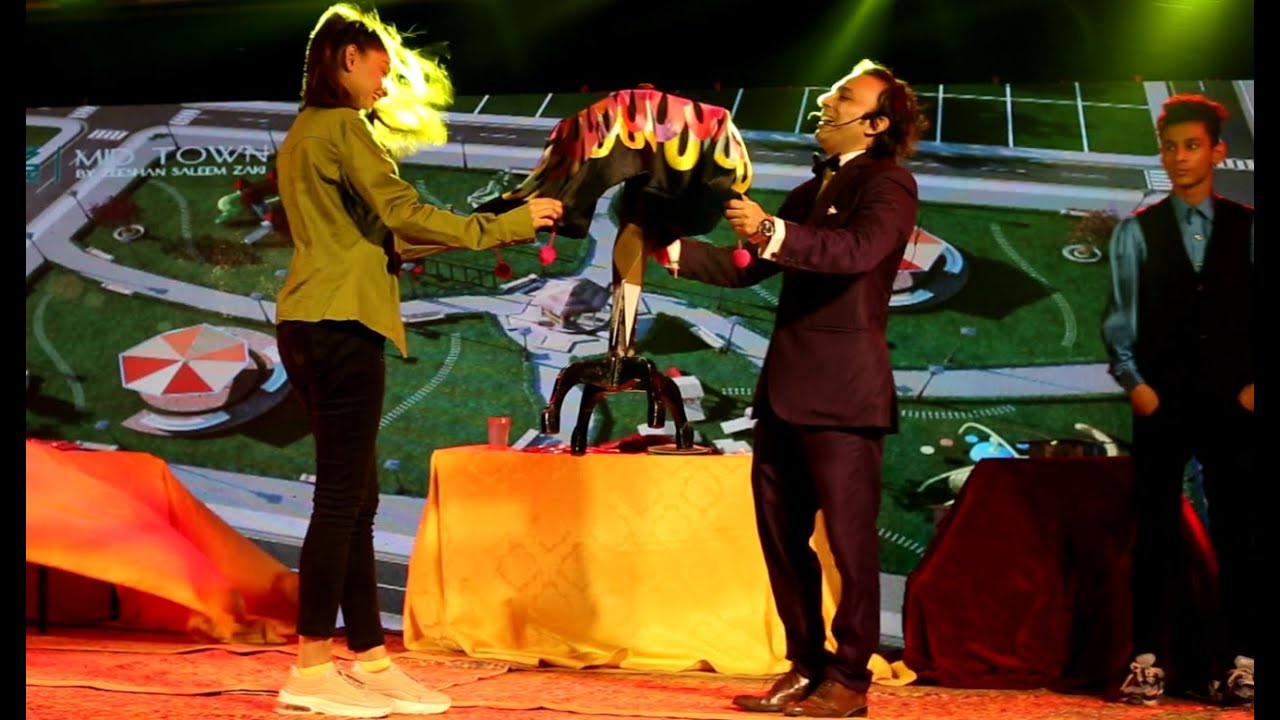 Floating Table illusion magic illusionist Munawar Khan at Saima Midtown ...