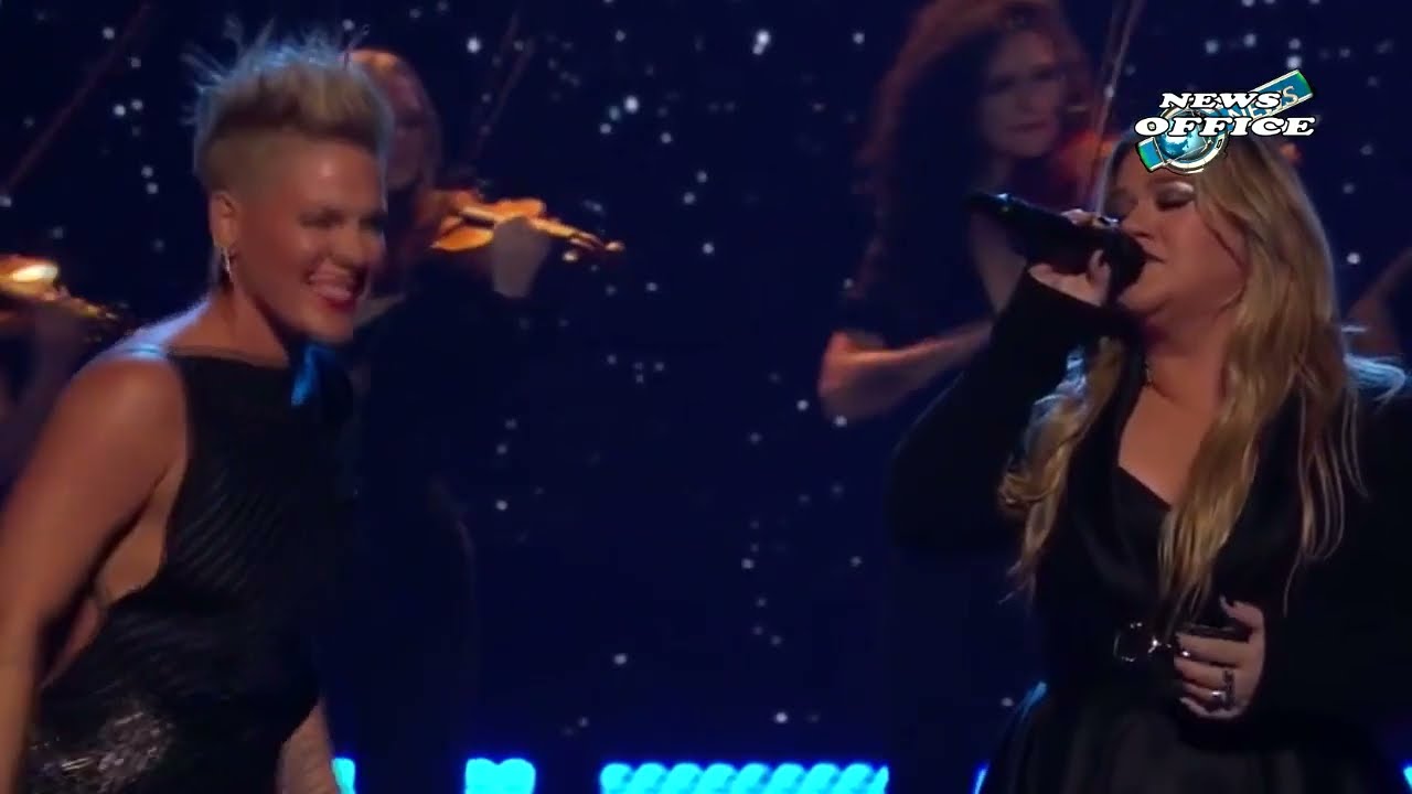 Kelly Clarkson Hugged A Crying Taylor Swift After The Most Moving ...