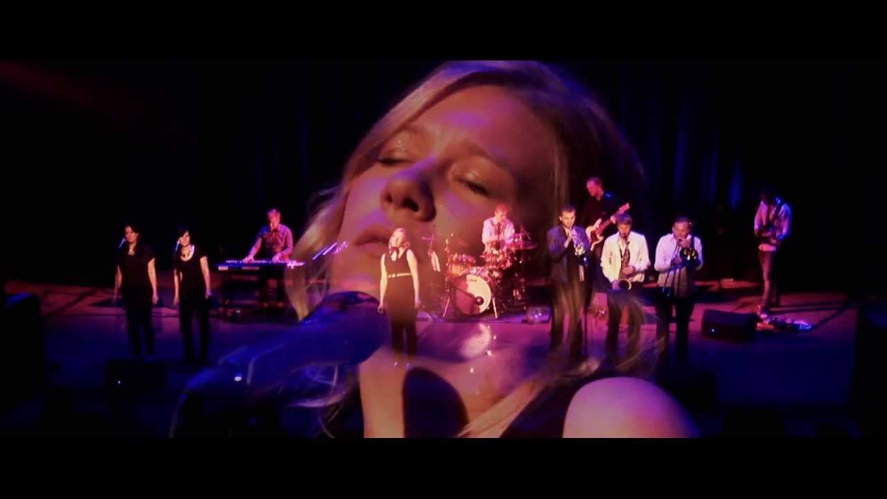 Sarah Evelyn performing her own song "Pushover" live - YouTube Music