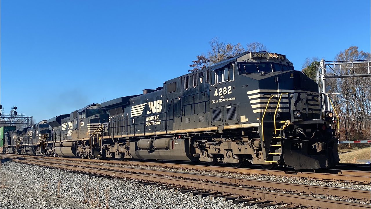 NS 4282 leads a long and fast NS 28R!! 11-29-2023 - YouTube