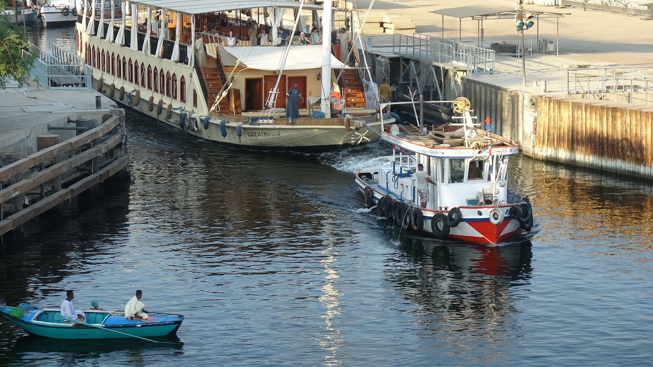 Navegando por el Nilo a LUXOR en el Ópera atravesando la esclusa de ...