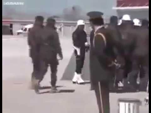 Şehidin marşla uğurlanmasına razı olmayan Mehmetçik...