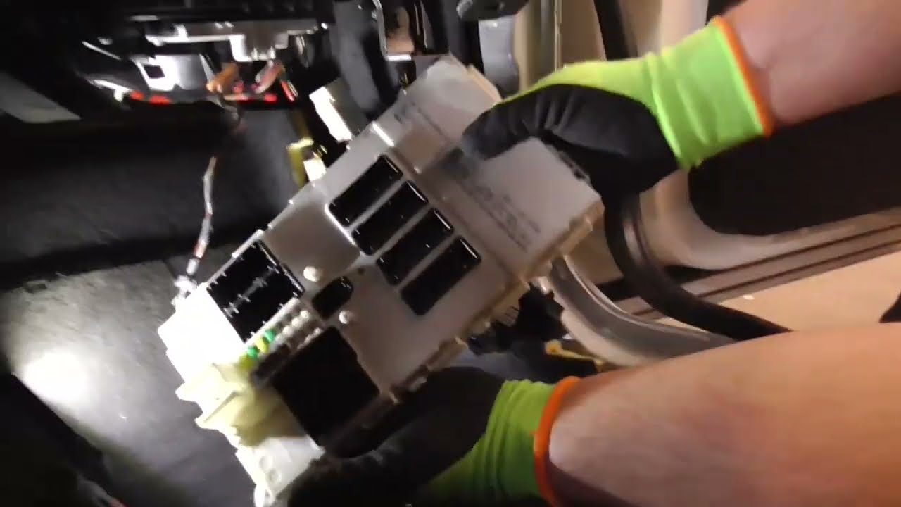 Remove the BMW FEM control unit 1 Series 2 Series 3 Series 4 Series ...