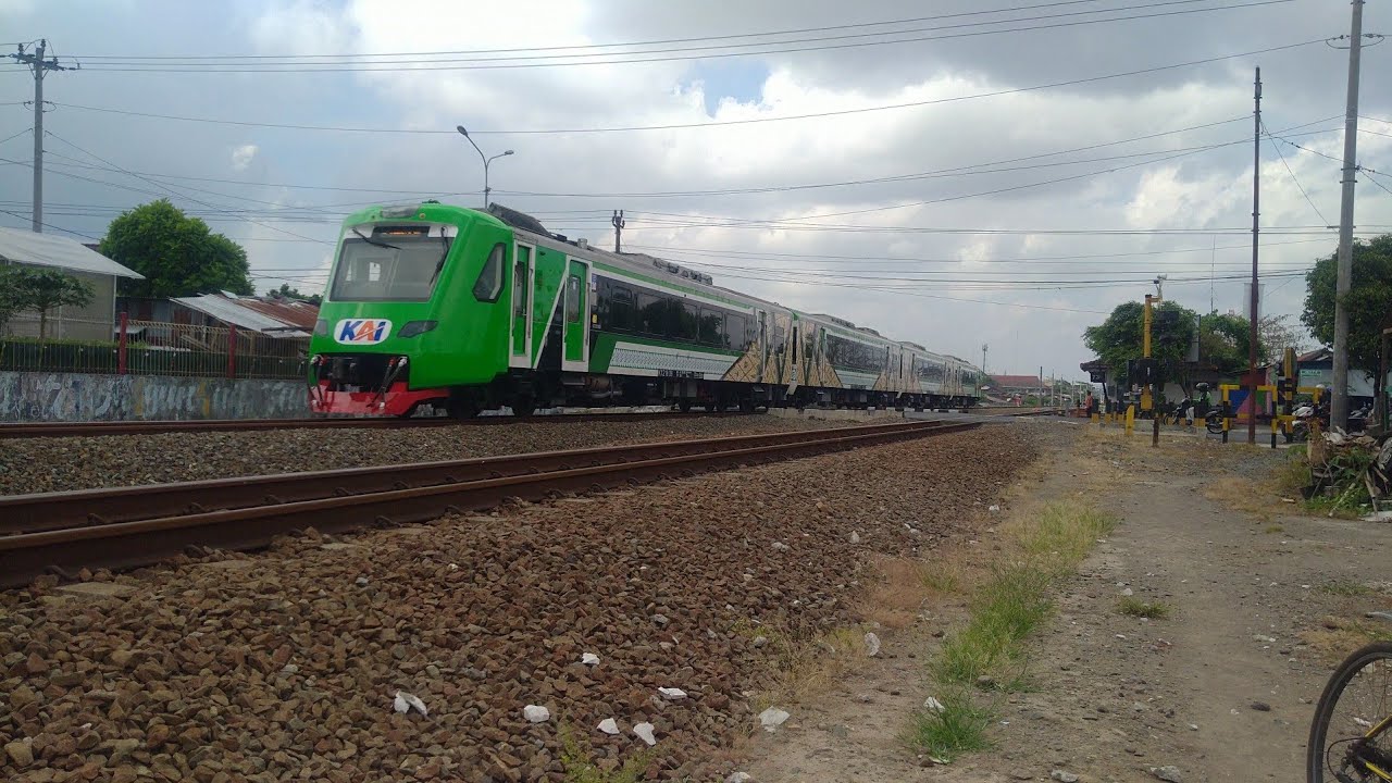 WAJAH BARU KA BANDARA YIA! Uji Coba KRD Bandara YIA TS3 | INKA ME204 ...