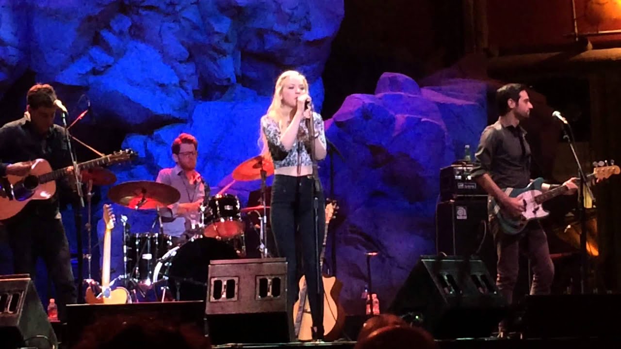 Emily Kinney singing 'Be Good', at Mohegan Sun Casino. - YouTube