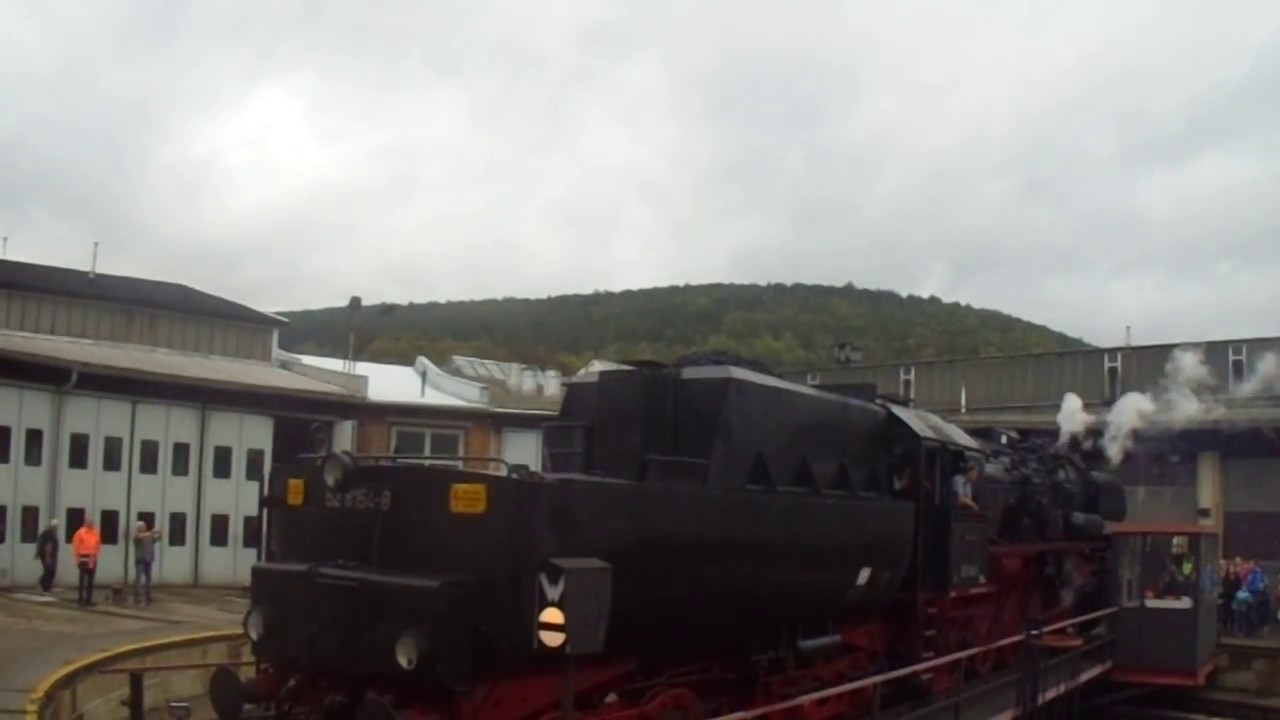 Dampflok auf der Drehscheibe im RAW Meiningen - YouTube