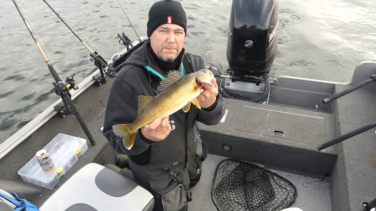 Walleye fishing Little Bay De Noc - YouTube