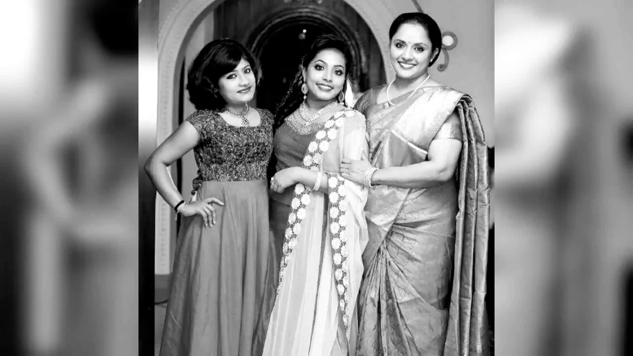 Uppum mulakum fame nisha sarangh (neelima) with real life family ...