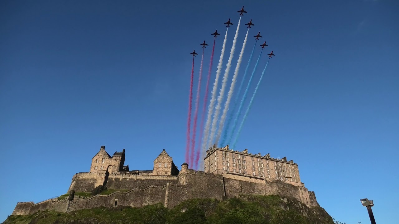 The Red Arrows Flypast Edinburgh Castle [4K/UHD] - YouTube