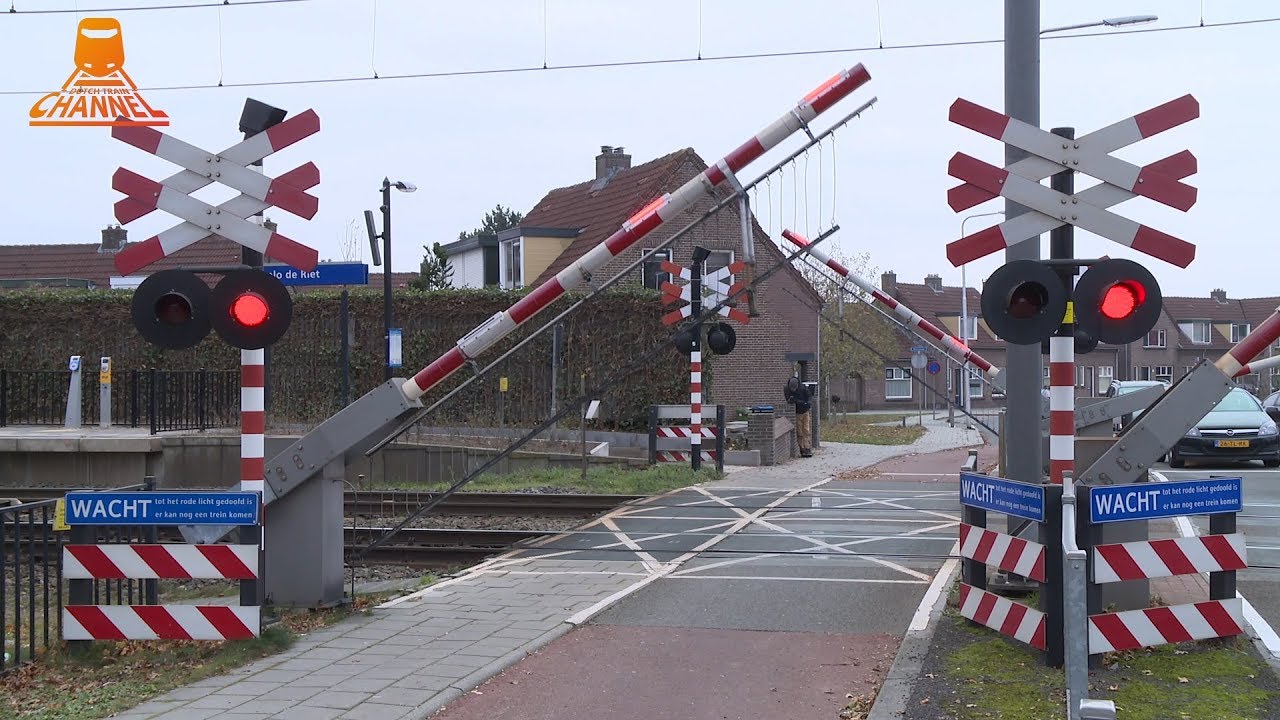 DUTCH RAILROAD CROSSING - Almelo - Rietstraat - YouTube