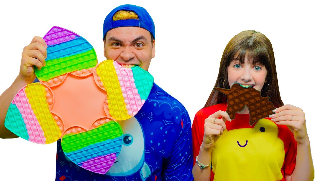 LUCCAS NETO E GI FAZEM POP IT DE CHOCOLATE !!! - YouTube