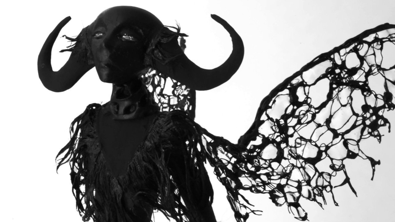 Ange démoniaque, sculpture en porcelaine froide - YouTube