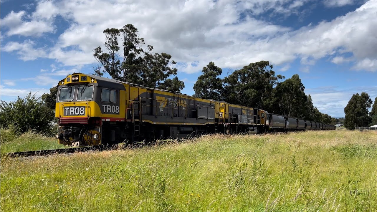 TasRail TR08 TR07 #46 HF Coal train passing through Perth - YouTube