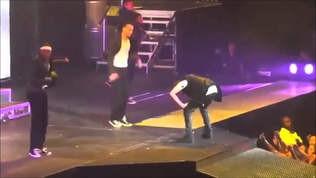 JUSTIN BIEBER vomit sur un spectateur et inonde la scène de vomi - YouTube