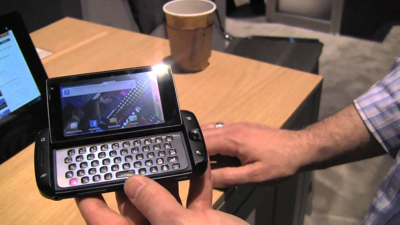 T-Mobile Sidekick 4G Hands-on - YouTube
